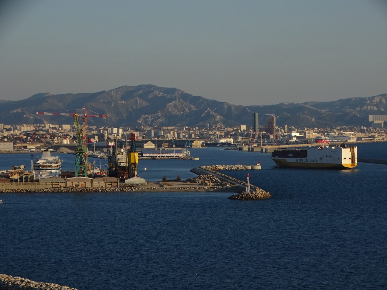 Portrait au vitriol des grands ports français : un livre qui dérange ...